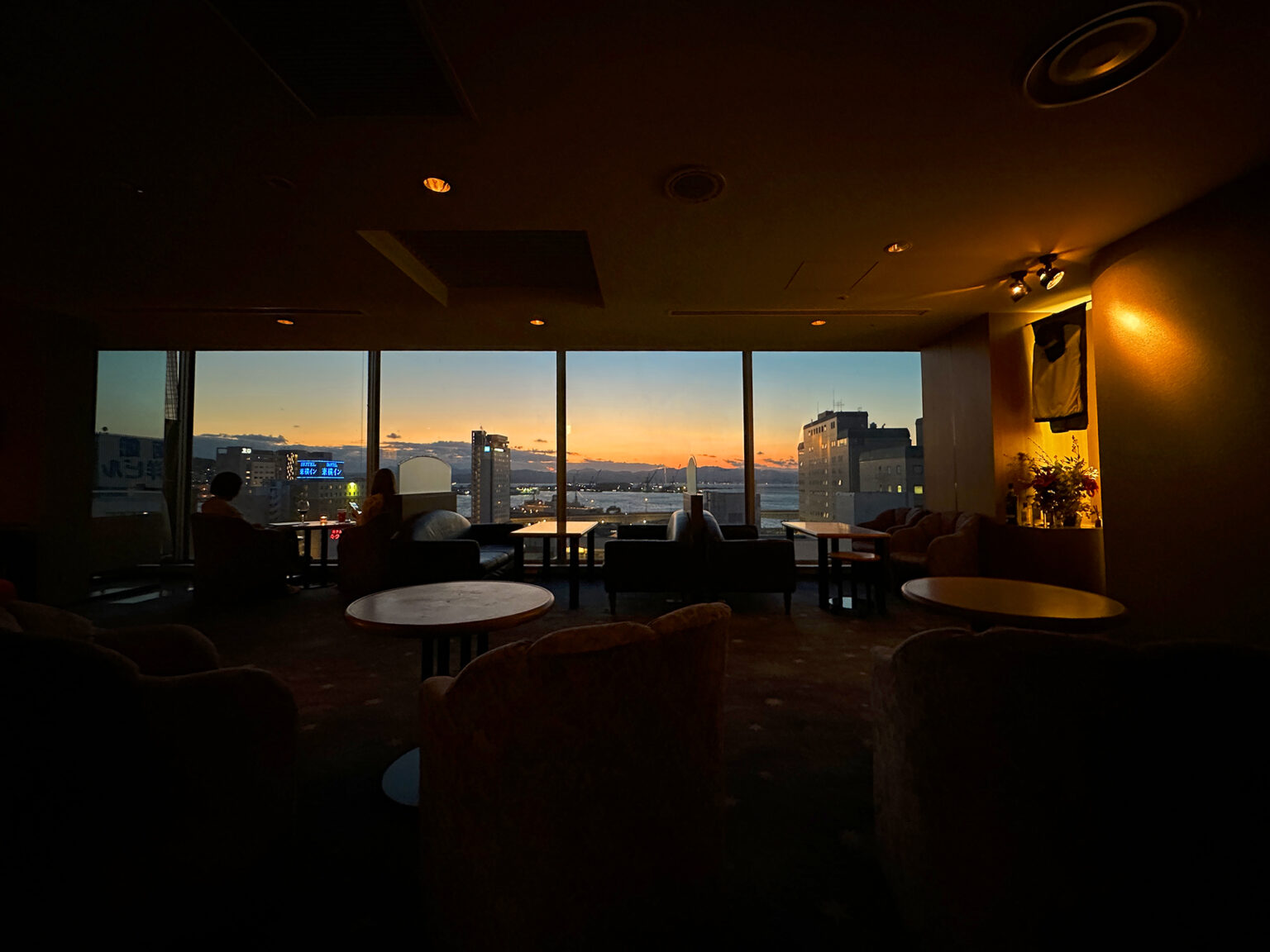 夕景が創り出す20分のマジックアワー【 Bar Twilight 函館駅前店】 - 〜函ノ湯〜 函館にどっぷり浸かって楽しむサイト